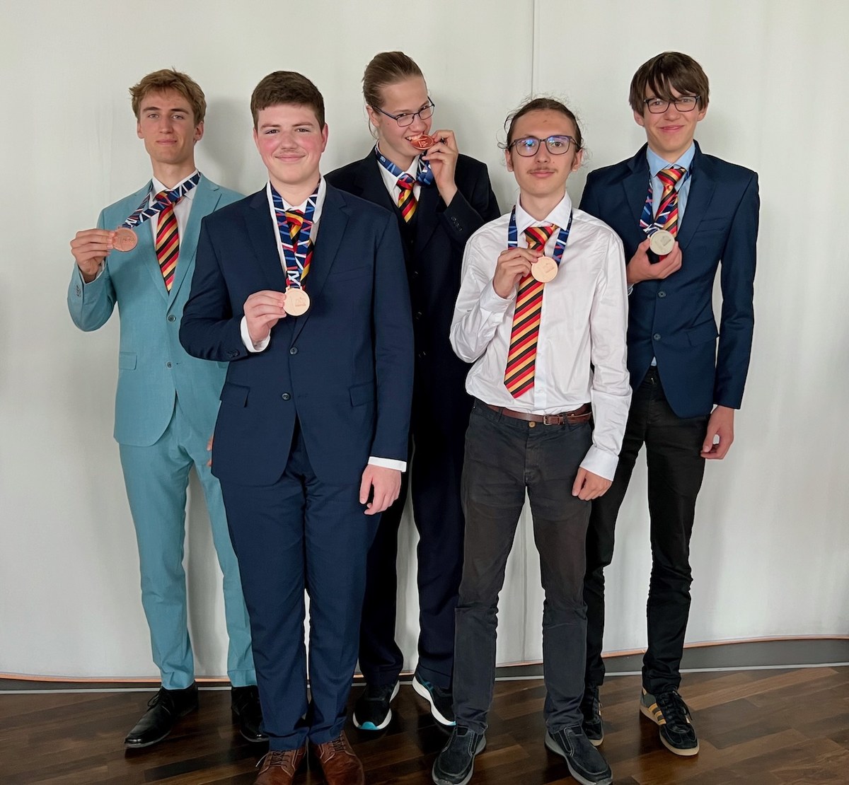 Physik in Galaxien, Sandkratern und Champagner - Deutsches Team gewinnt ...